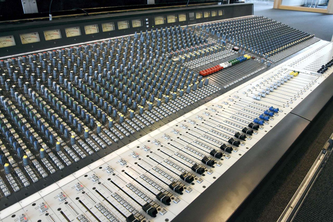 Soundcraft Series 5 48ch Mixing Console – Gearwise – AV & Stage Equipment