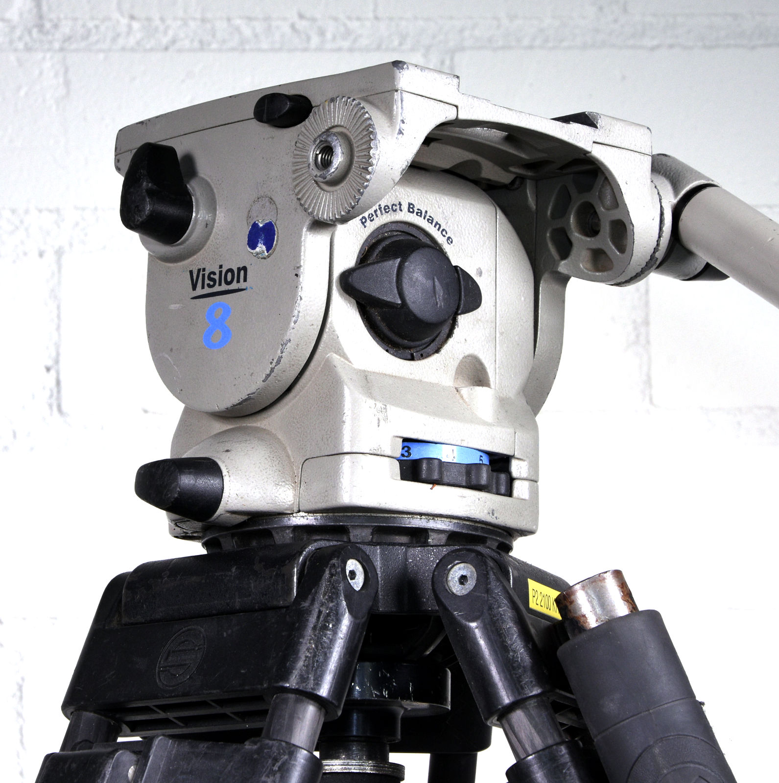 Sachtler Tripod CF + Vinten Vision 8 Head – Gearwise – AV & Stage Equipment