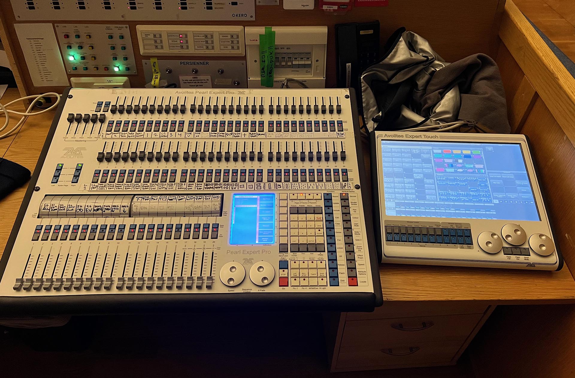 Avolites Pearl Expert Pro with Touch Wing – Gearwise – AV & Stage Equipment